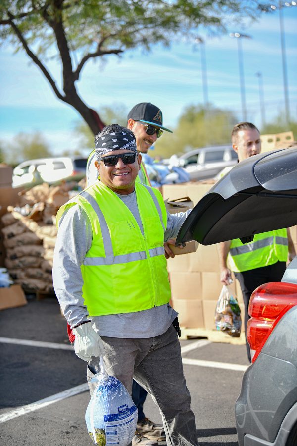 1,000+ meals handed out during SRPMIC Thanksgiving Turkey Giveaway | O ...